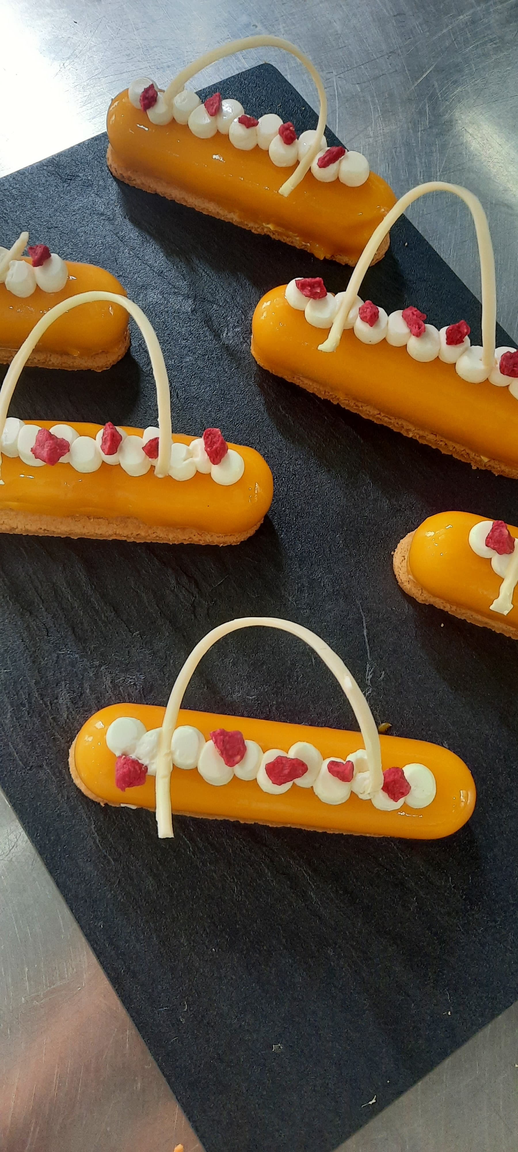 Modern individual entremet: Mango-Raspberry-cashew nut